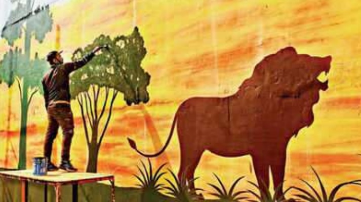 'Bored' security guard doodles with ballpoint pen on art at Russian ...